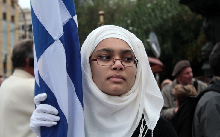 Festa kombëtare greke, nxënësja me shami mban flamurin në paradë ... Festa kombëtare greke, nxënësja me shami mban flamurin në paradë ...
