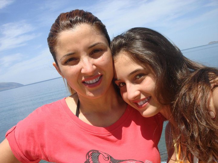 Foto/ Njihuni me vajzën simpatike të aktores Anila Bisha – Opinion.al