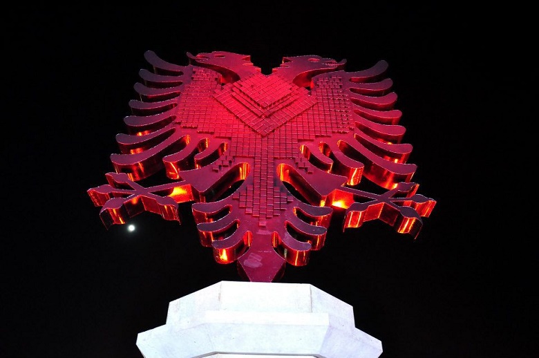 Foto/ Hiqet ‘Shqiponja’, simboli i 100-vjetorit të Pavarësisë – Opinion.al